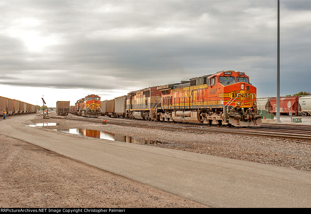 BNSF 4697 and BCOL 4616